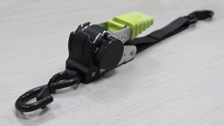 How to Use Retractable Ratchet Straps for Cargo Transport